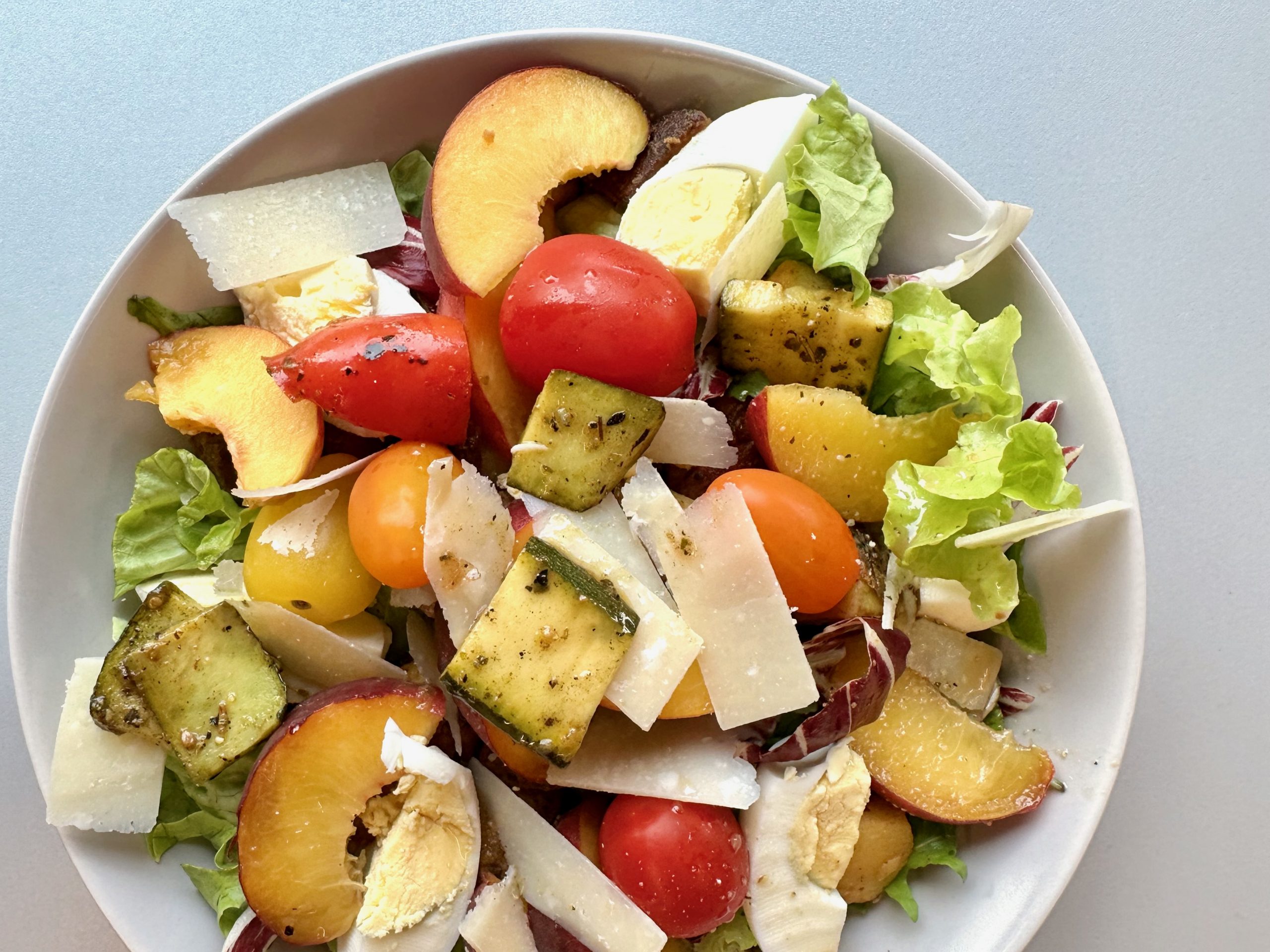Sommerlicher Blattsalat mit Pfirsich und gebratenen Gemüse - Take a ...